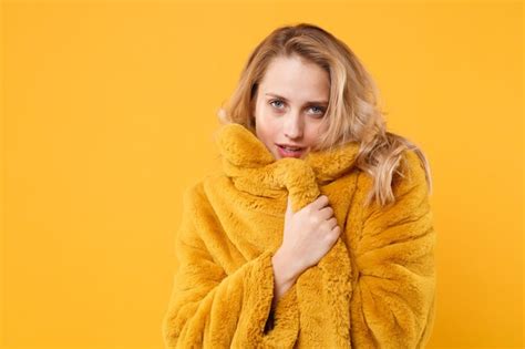 Garota Loira Muito Jovem Deslumbrante Posando Isolado No Fundo Da