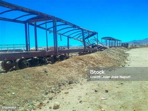 볼리비아 우유니의 기차 묘지에 있는 오래된 증기 기관차 0명에 대한 스톡 사진 및 기타 이미지 0명 갈색 고적 Istock