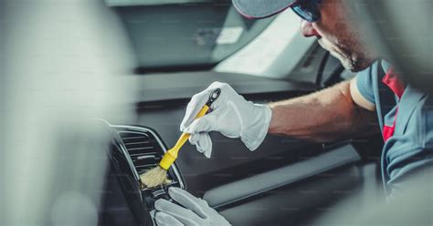 자동차 청소 및 디테일링 사업 백인 노동자가 자동차 조종석 요소에서 먼지를 털어내고 있다 사진 Unsplash의 자동차 디테일링 이미지