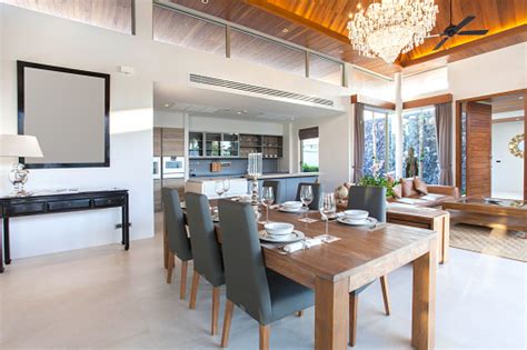 럭셔리 풀 빌라의 거실의 인테리어 디자인 높은 제기 천장과 나무 식탁 공기와 밝은 공간 0명에 대한 스톡 사진 및 기타 이미지