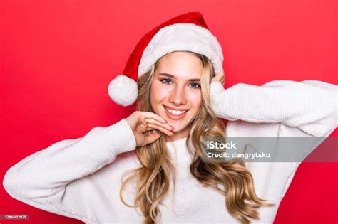 빨간 배경에 고립 된 산타 모자에 따뜻한 옷을 입고 젊은 예쁜 여자 겨울에 대한 스톡 사진 및 기타 이미지 겨울 놀라움 백인종 Istock