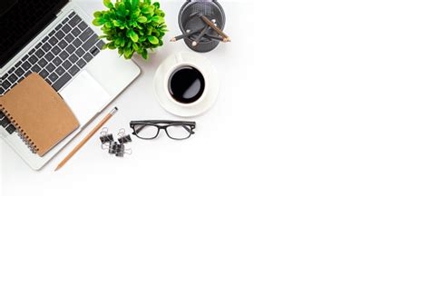 빈 노트북 컴퓨터 키보드 및 기타 사무실 용품이있는 흰색 사무실 책상 테이블 복사 공간 플랫 레이가 있는 상단 뷰입니다 식물에 대한 스톡 사진 및 기타 이미지 Istock