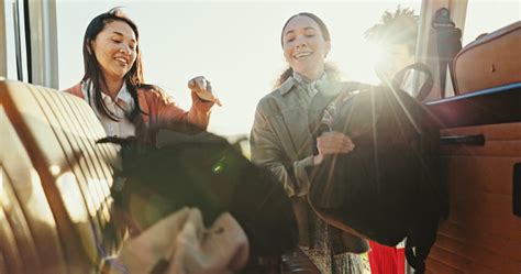 짐을 꾸리고 로드 트립을 하거나 여성과 함께 차를 타거나 가방과 미소를 지으며 여행이나 시골 여행을 떠나세요 행복한 친구들 밴 차량과 함께 여름 모험 휴가 휴가 및 휴가를