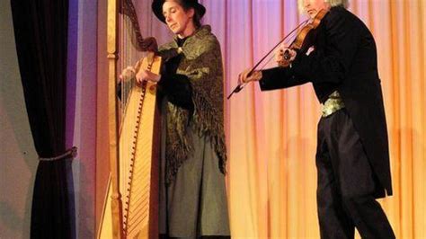 Harfenistin Nancy Thym Spielt