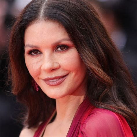 Cannes 2023 Catherine Zeta Jones Enflamme La Croisette Avec Un