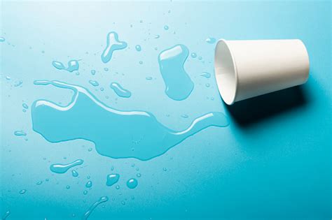 파란색 배경에 물을 흘려 컵 추상광 음료에 대한 얼음 개념 배너 플랫 레이 상단 보기 0명에 대한 스톡 사진 및 기타 이미지 Istock