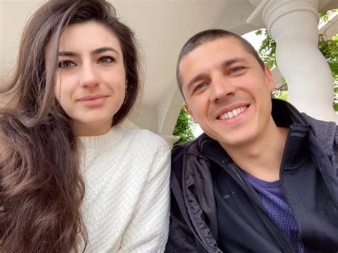 САМО В ПИК И РЕТРО Лена обу дъщеря си с чехлички за над 100 лв