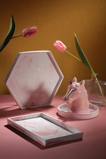 벽에 빛이있는 베이지 색 배경에 다양한 모양과 장식이있는 트레이 세트 0명에 대한 스톡 사진 및 기타 이미지 0명 가구 귀여운 Istock