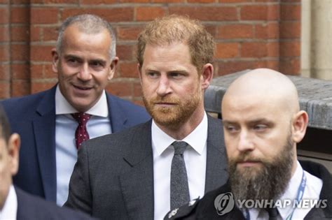 英 해리 왕자 왕실 언론의 휴대전화 해킹 내게 숨겼다 파이낸셜뉴스