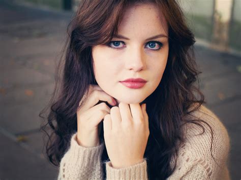 Download Wallpaper Girl Brunette Joli House Section Girls In Resolution 2732x2048