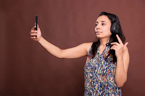 헤드폰을 끼고 스마트폰으로 화상 통화를 하는 인도 여성 갈색에 대한 스톡 사진 및 기타 이미지 갈색 루마니아 모임 Istock