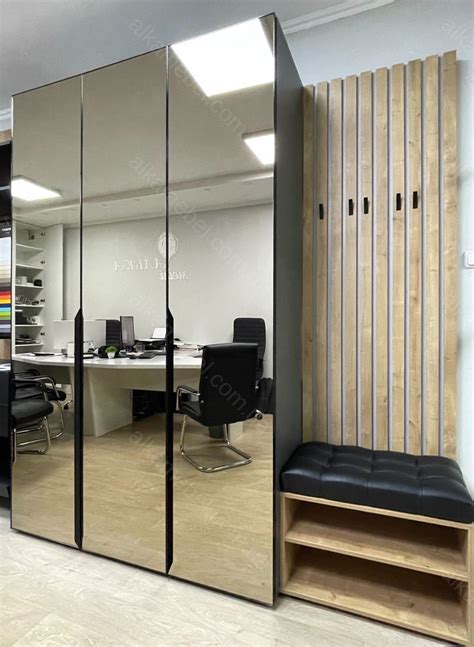 Шафа розпашна з фасадами дзеркало то мяким сидіння з гачками на рейках по выгодным ценам от