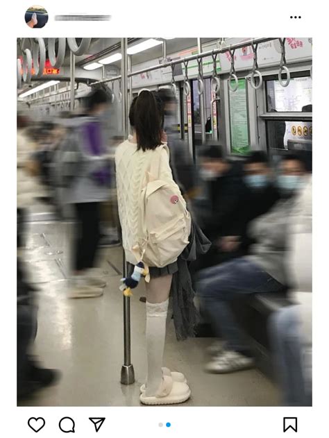 坐地铁遇到一个穿黑丝的女生