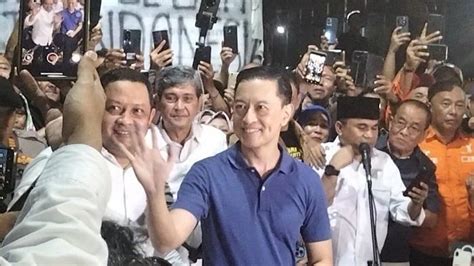 Senyum Lebar Tom Lembong Saat Bebas Dari Rumah Tahanan Usai Dapat