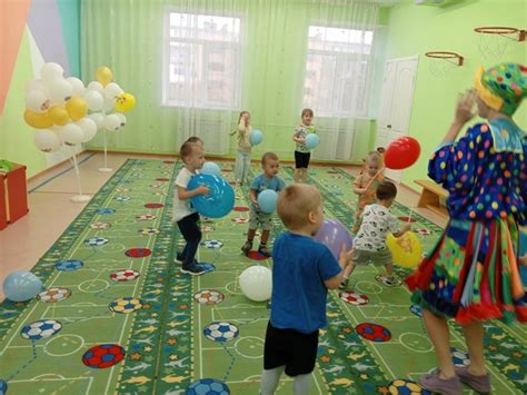 Совместное развлечение второй и первой младшей группы Праздник воздушных шаров Аппликация во