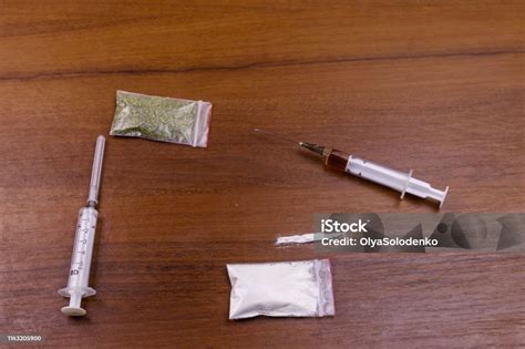 약물의 다른 유형 코카인 헤로인 주사기 및 테이블에 말린 대마초 마약 사용 범죄 및 중독 개념 개념에 대한 스톡 사진 및 기타 이미지 Istock