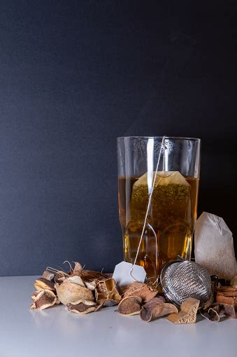 흰색 배경에 테이블에 다양한 허브가 있는 크리스탈 유리에 담긴 허브 티 0명에 대한 스톡 사진 및 기타 이미지 0명 Bol Croatia 가을 Istock