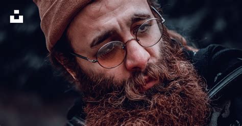 빨간색과 흰색 줄무늬 상자를 들고 검은 안경 안경을 쓴 여자 사진 Unsplash의 무료 이란 이미지