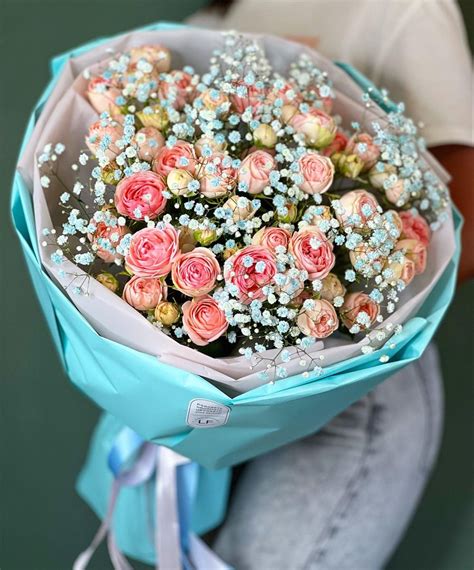 Кустова роза и голубая гипсофила Красные цветочные композиции Белый букет невесты Розы