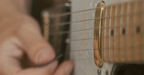 공연 공연가 기술 기타 기타 연주 기타 연주자 기타 치는 기타 현 기타리스트 나무 남성 남자 남자는 기타를 연주 놀이 당기기 디테일 멜로디