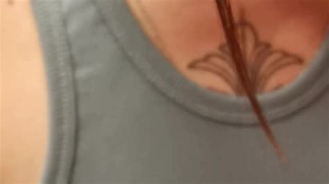 fellation dans la cabine d essayage du magasin à côté de l agent de sécurité Public sex