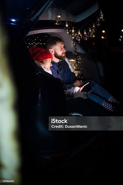 길가에 스마트 폰과 함께 자동차 트렁크에 함께 앉아 젊은 부부 자동차로 여행하는 젊은 가족 Junts Pel Sí에 대한 스톡 사진 및 기타 이미지 Istock