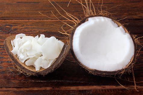 신선한 코코넛 플레이크와 칩은 소박한 나무 배경에 고립 된 껍질과 껍질에 배치 갈기갈기 찢어진에 대한 스톡 사진 및 기타 이미지 갈기갈기 찢어진 강판에 갈기 건강한