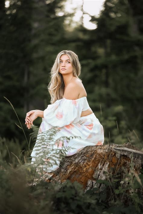Outdoor Photoshoot Inspiration Female Portrait Poses Senior