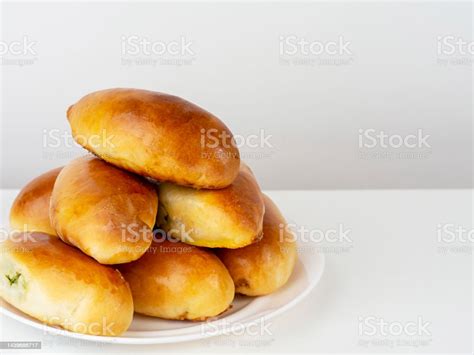 텍스트를 위한 공간이 있는 밝은 배경의 접시에 파이 집에서 만든 음식 개념입니다 가정 주방에 대한 스톡 사진 및 기타 이미지 가정 주방 가정의 방 개념 Istock