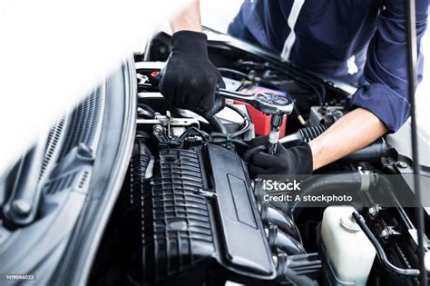 렌치 자동차 서비스 및 유지 보수 수리 서비스로 자동차 엔진 자동차 워크샵을 수리하는 자동차 정비사 수리공 손 Workers Party에 대한 스톡 사진 및 기타 이미지