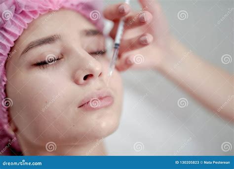 Das Junge Mädchen Das Im Gesicht Erhält Spritzt Das Biorevitalization Ein Mesotherapy Und