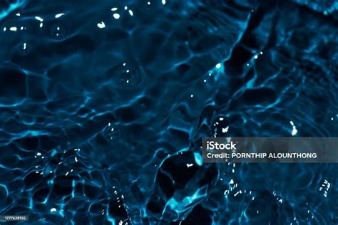 흐릿한 투명 블루 색상 맑고 잔잔한 수면 질감 반사가 튀는 디포커스 트렌디한 추상적인 자연 배경 복사 공간이 있는 햇빛에 물결이