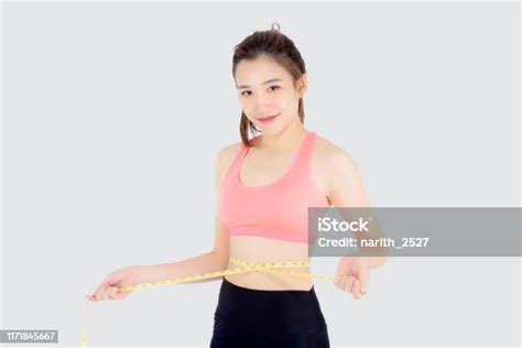 아름 다운 슬림 젊은 아시아 여자 측정 테이프 얇은 허리 착용 균일 한 피트 니스 고립 된 흰색 배경 운동 및 운동 웰빙과 건강 한 케어 바디 다이어트에 대 한 아시아 여자