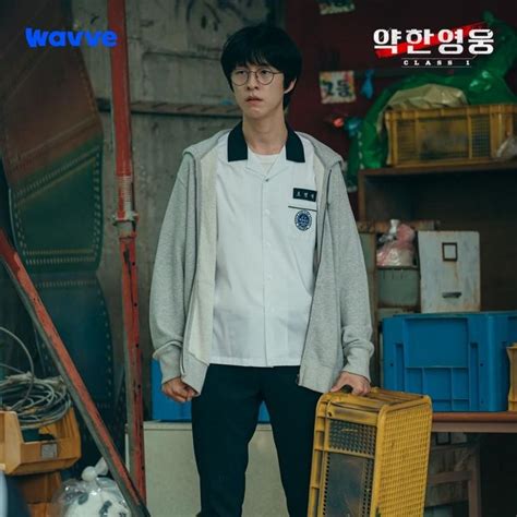 9 Potret Hong Kyung Di Weak Hero Class 1 Jadi Teman Sekelas Park Ji