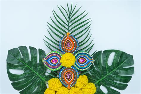 인도 축제 디왈리 디야 오일 램프 다채로운 랑골에 조명 힌두교 전통 해피 디파발리 텍스트의 공간을 복사합니다 개념에 대한 스톡 사진 및 기타 이미지 Istock