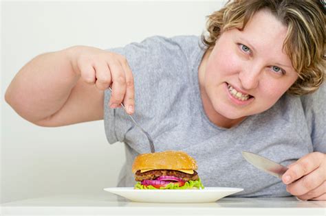 패스트 푸드를 먹는 뚱뚱한 여자 햄버거를 먹는 과체중 여성 햄버거를 먹는 여자 거인에 대한 스톡 사진 및 기타 이미지 거인 건강한 생활방식 건강한 식생활 Istock