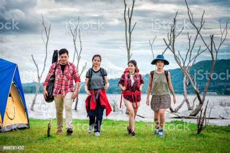 친구 야외 캠핑 및 주말하이킹에 휴가 및 휴양 개념의 여행 그룹 캠핑에 대한 스톡 사진 및 기타 이미지 캠핑 가을 가족 Istock