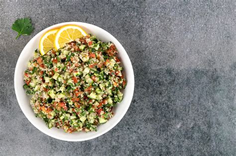 회색 배경에 퀴노아 오이 토마토 레몬 파슬리를 곁들인 비건 샐러드 타불레 샐러드 평면도 공간을 복사합니다 중동 요리 0명에 대한 스톡 사진 및 기타 이미지 Istock