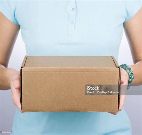 블루 폴로 골 판지 상자를 들고 있는 여자의 근접 촬영 배송 배려 나름에 대한 스톡 사진 및 기타 이미지 나름 나무 상자 러시아 Istock