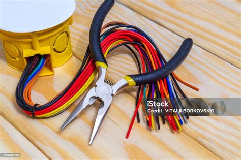 Photo Libre De Droit De Boîte De Jonction Électrique Avec Fils Et Outils Sur Des Planches De