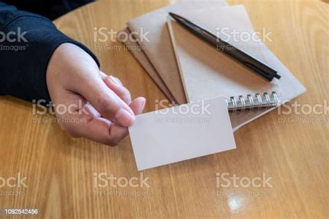 여 자가 들고 나무 테이블에 노트북을 가진 사람에 게 빈 빈 비즈니스 카드 개념에 대한 스톡 사진 및 기타 이미지 개념 공란 광고 Istock