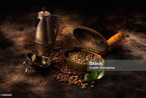 커피 콩을 로스팅하고 커피를 만들기위한 설정 빈티지 로스터 프라이팬 녹색 커피 콩과 블랙 커피 콩 과립에 대한 스톡 사진 및 기타 이미지 Istock