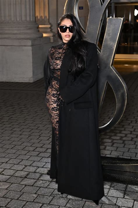 母の大胆不敵さを継承！ マドンナの娘のローデス、パリで完全シースルーのボディスーツ姿を披露｜ハーパーズ バザー（harpers Bazaar）公式