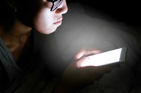 불 끄고 스마트폰 보는데 눈·머리 아프다면… ‘이것 의심 당신의 건강가이드 헬스조선