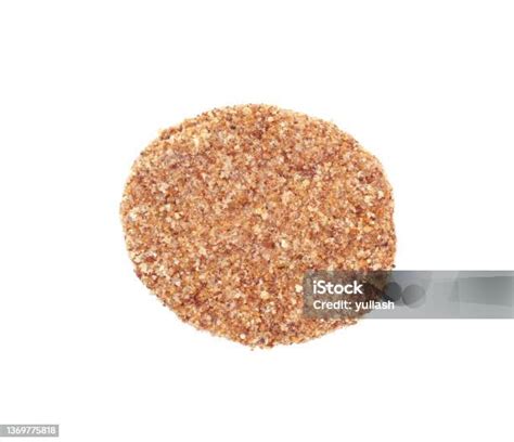 흰색 배경에 고립 된 생 버거 커틀릿 빵이 많은 쇠고기 패티 1개 맨 위 보기입니다 갈색에 대한 스톡 사진 및 기타 이미지 갈색 고기 날것 Istock