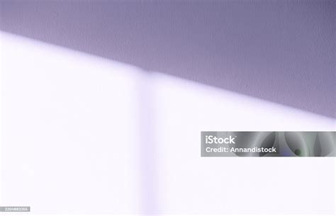 보라색 배경입니다 봄 제품 디스플레이를위한 콘크리트 벽 질감에 빛 그림자 창 오버레이 시멘트 벽에 밝은 햇빛 대각선이있는 빈 스튜디오 룸 추상 배경 여름 배너 0명에 대한