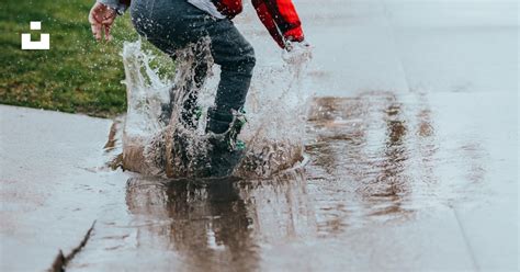 빨간색과 파란색 줄무늬 스웨터와 파란색 데님 청바지를 입은 소년이 낮에 도로를 달리고 있다 사진 Unsplash의 무료 뛰다 이미지