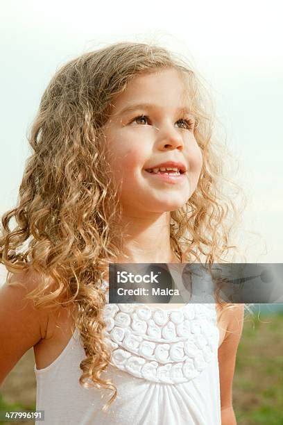 귀여운 3년 늙음 여자아이 2 3 살에 대한 스톡 사진 및 기타 이미지 2 3 살 갈색 눈 곱슬 머리 Istock