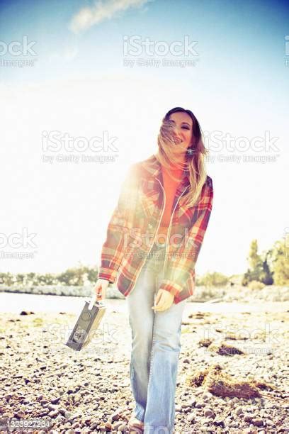 행복한 성인 여자 옷을 입고 빈티지 패션 산책 에 해변과 운반 오래 된 라디오 여자에 대한 스톡 사진 및 기타 이미지 여자 재킷 체크 패턴 Istock