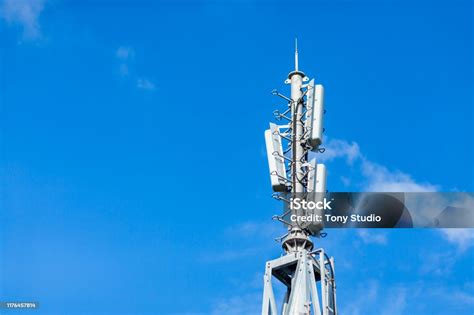 4g 및 5g 셀룰러의 통신 타워 기지국 또는 기지 트랜시버 스테이션 무선 통신 안테나 송신기 안테나가있는 통신 타워 0명에